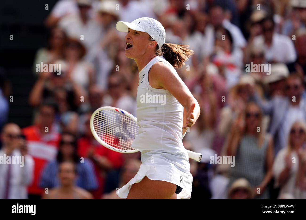 Iga Swiatek celebrates victory over Amanda Anisimova following the ...