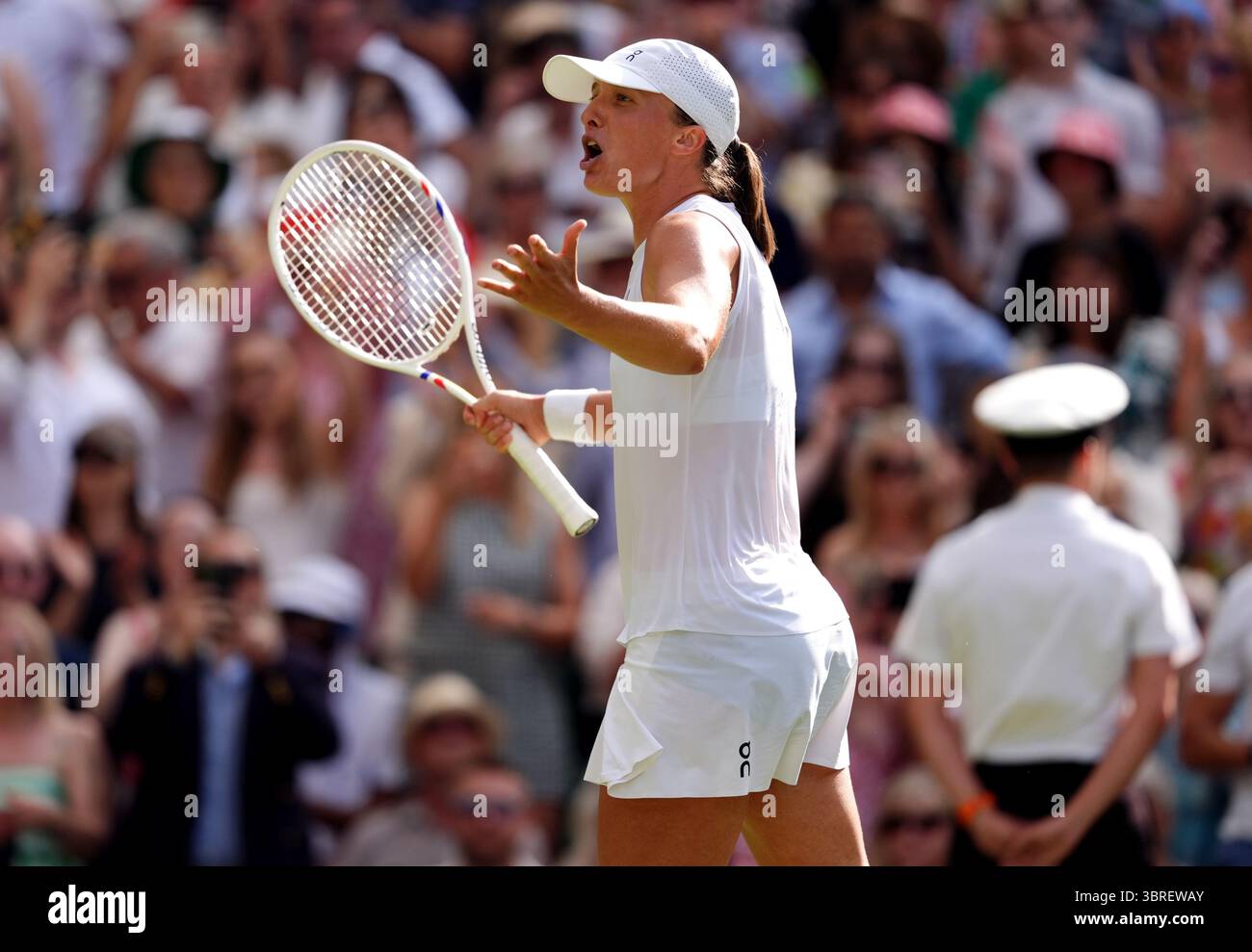Iga Swiatek celebrates victory over Amanda Anisimova following the ...