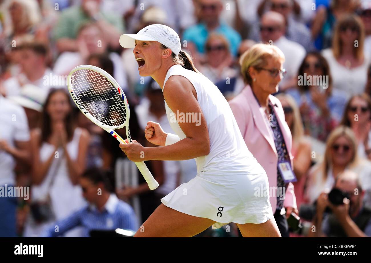 Iga Swiatek celebrates victory over Amanda Anisimova following the ...