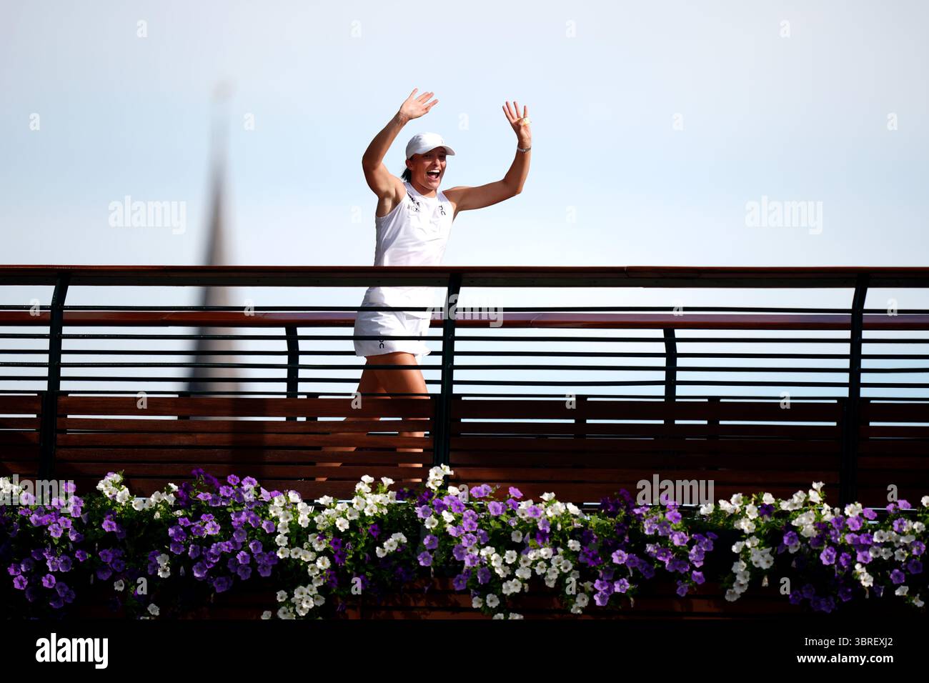 Iga Swiatek celebrates victory over Amanda Anisimova following the ...