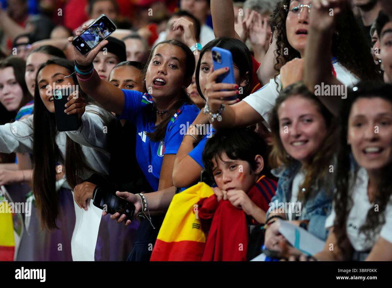 Italy uefa women fans hi-res stock photography and images - Alamy