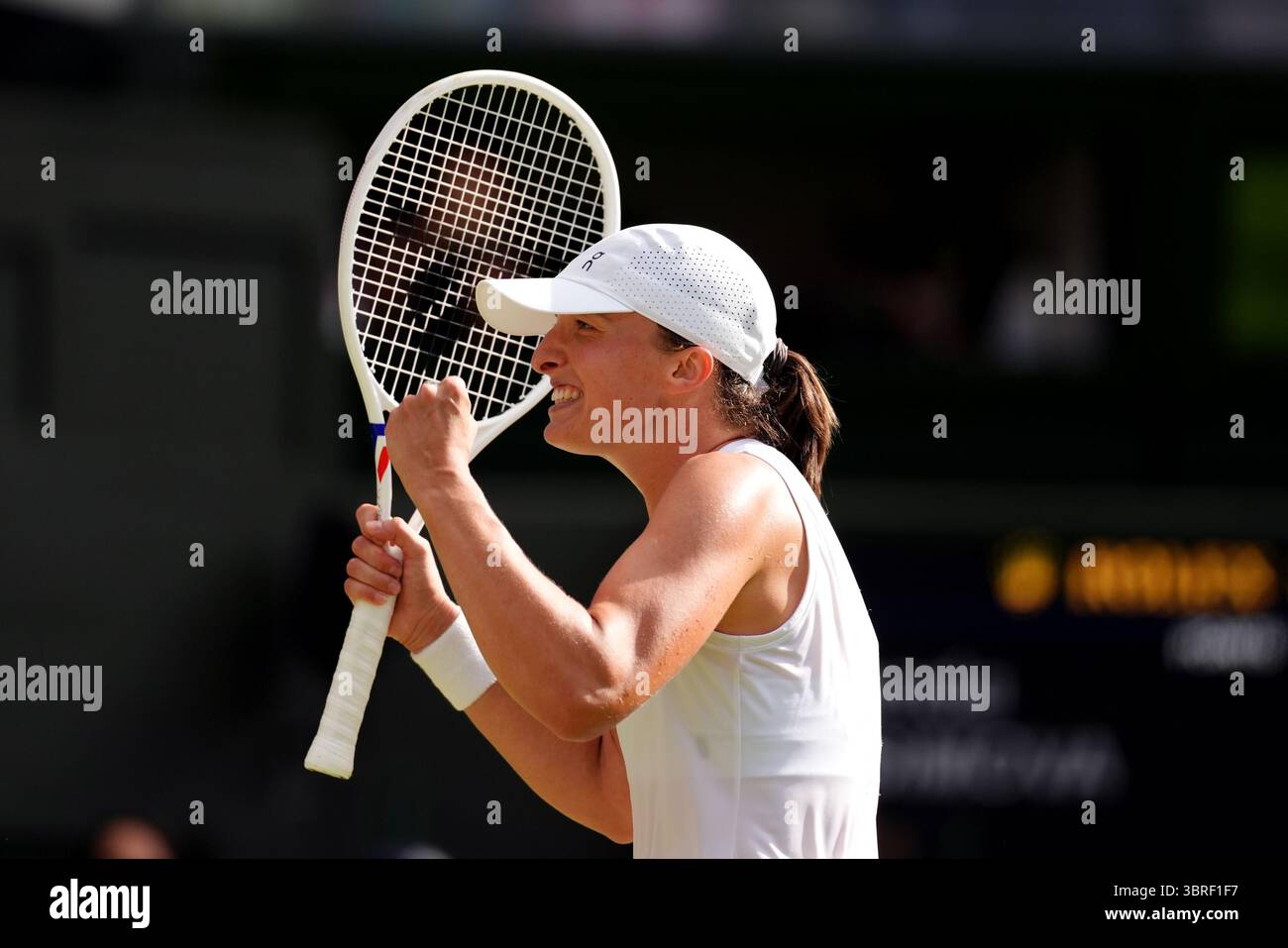 Iga Swiatek celebrates victory over Amanda Anisimova following the ...