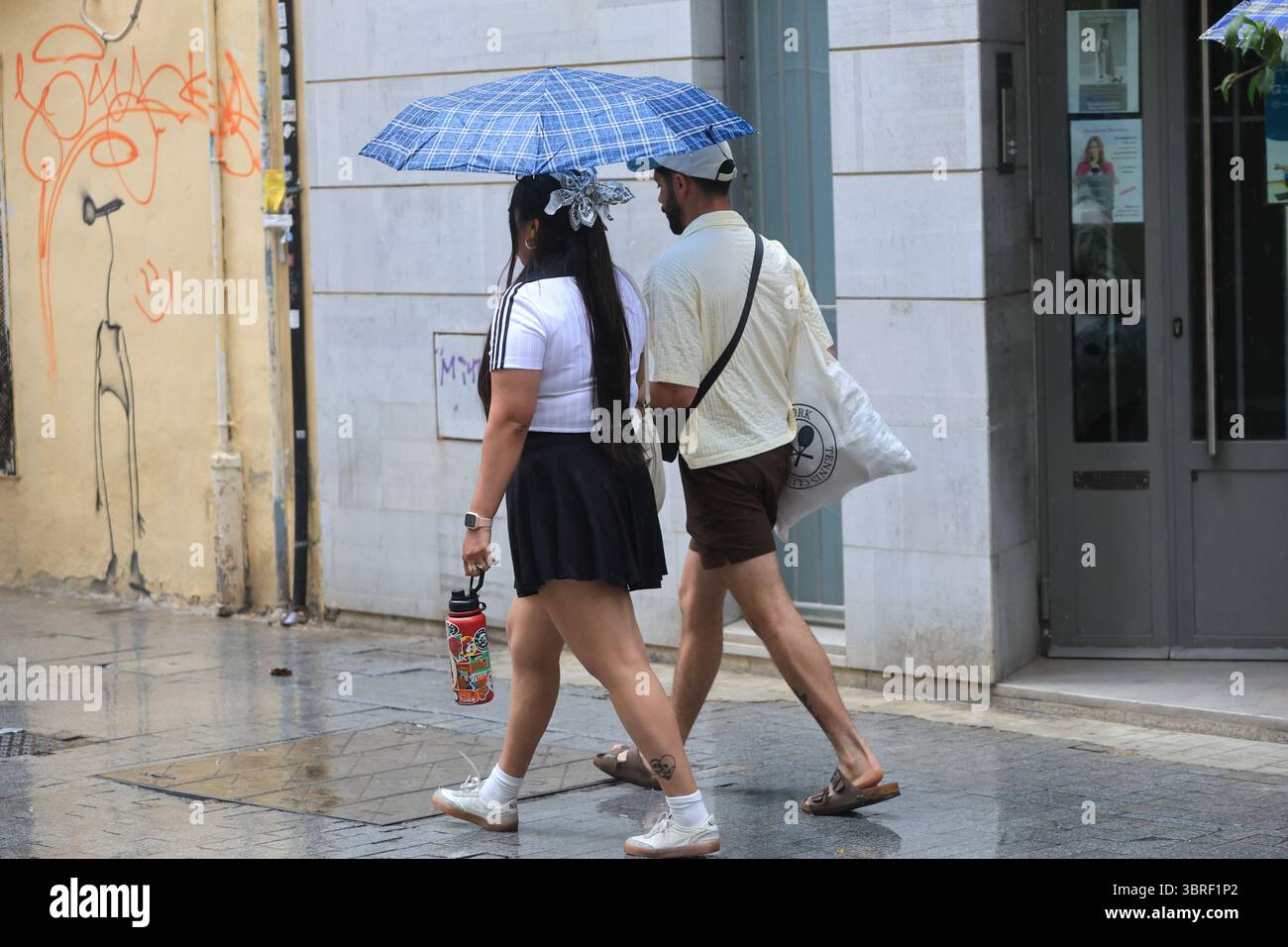 People sheltering from heavy rain Stock Photo - Alamy