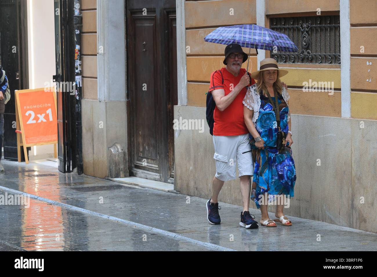 People sheltering from heavy rain Stock Photo - Alamy