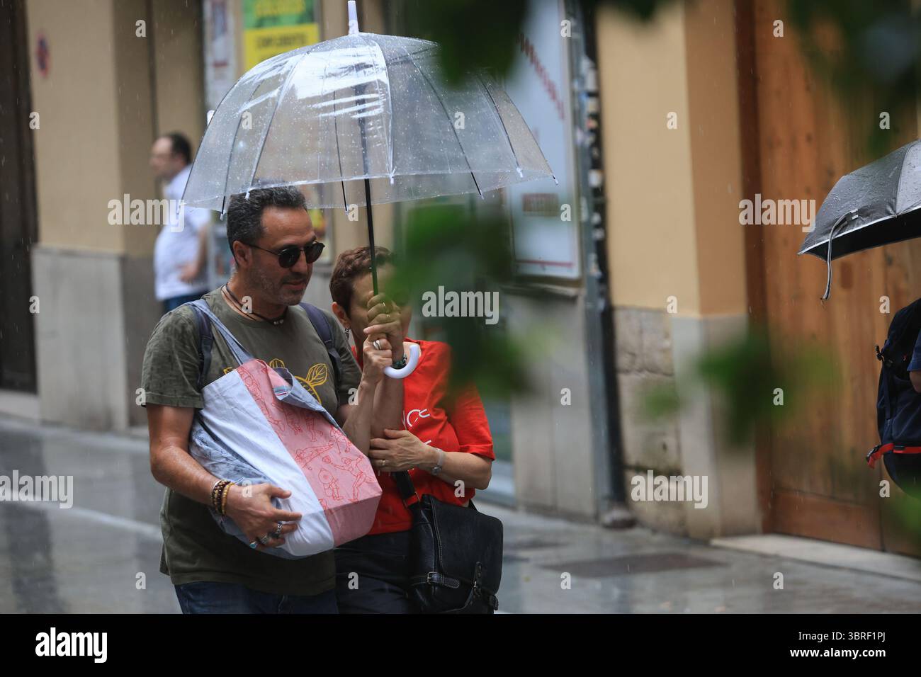 People sheltering from heavy rain Stock Photo - Alamy
