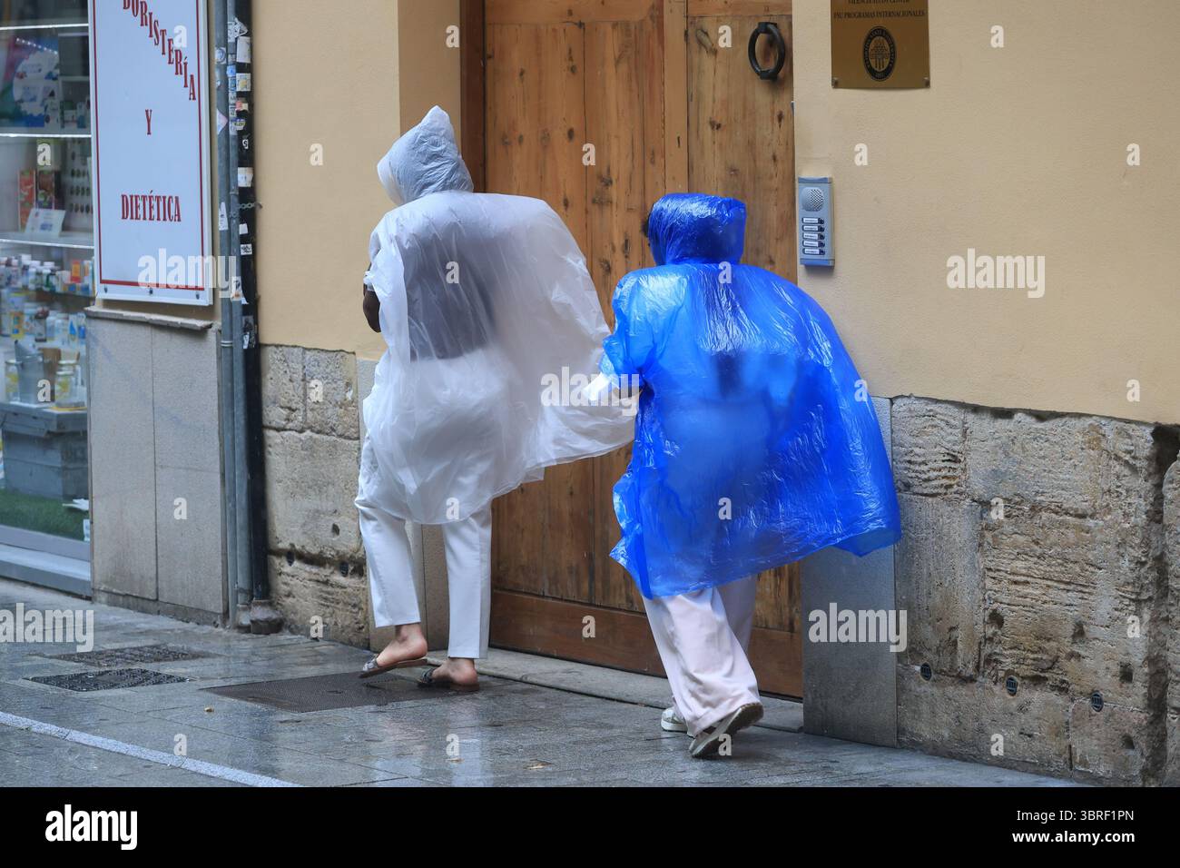People sheltering from heavy rain Stock Photo - Alamy