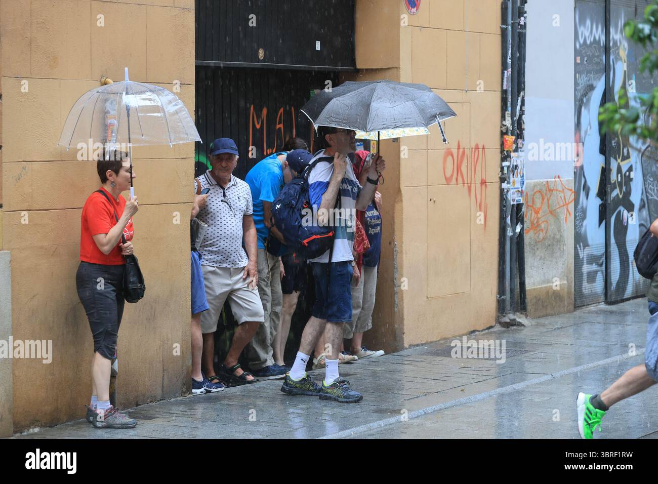 People sheltering from heavy rain Stock Photo - Alamy