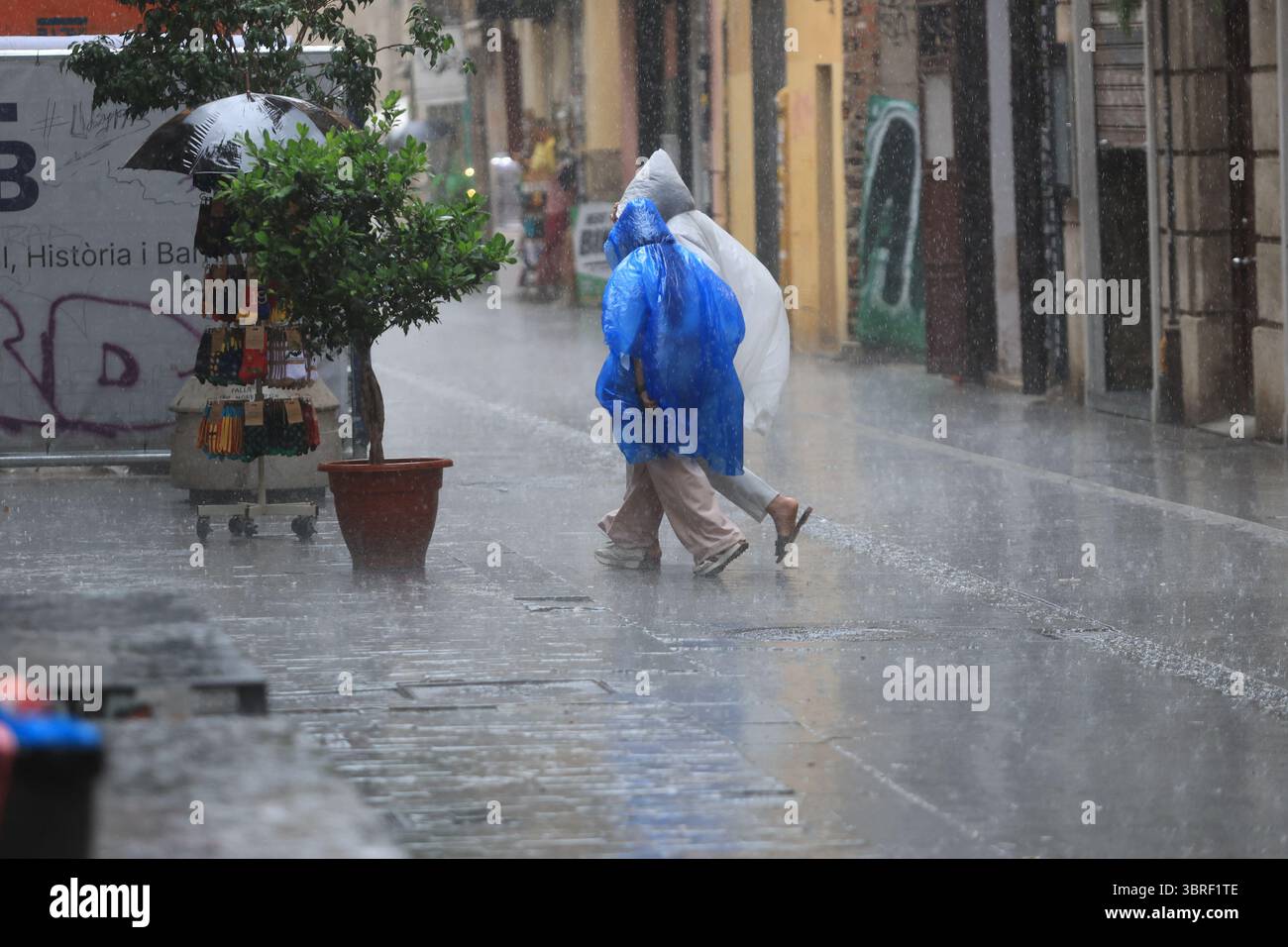 People sheltering from heavy rain Stock Photo - Alamy
