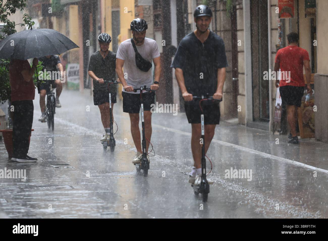 People sheltering from heavy rain Stock Photo - Alamy
