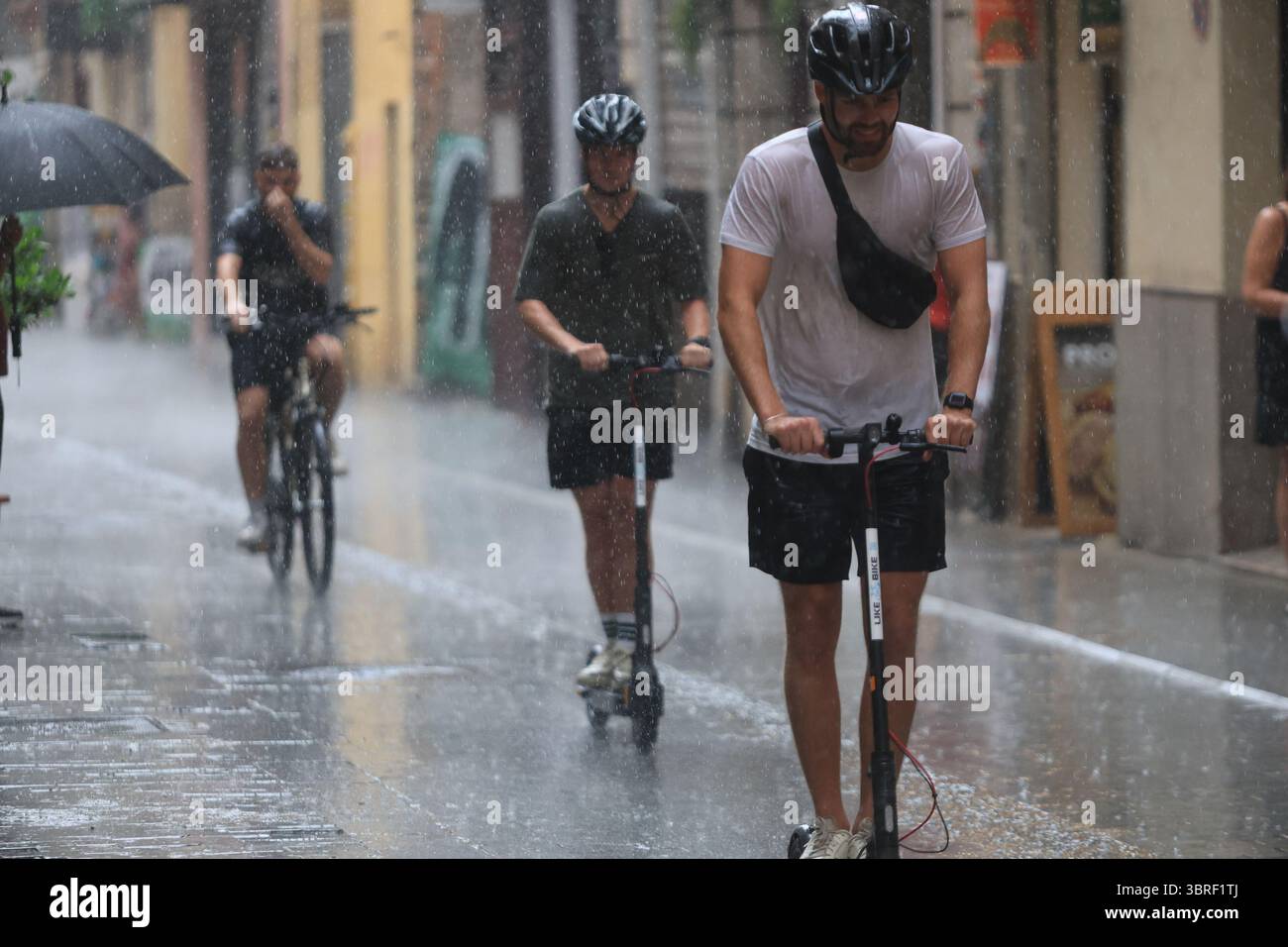 People sheltering from heavy rain Stock Photo - Alamy