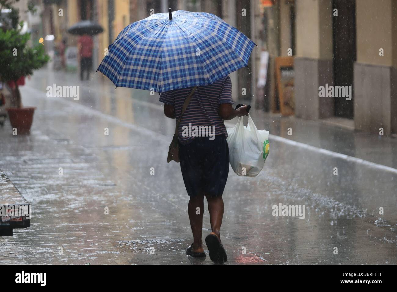 People sheltering from heavy rain Stock Photo - Alamy