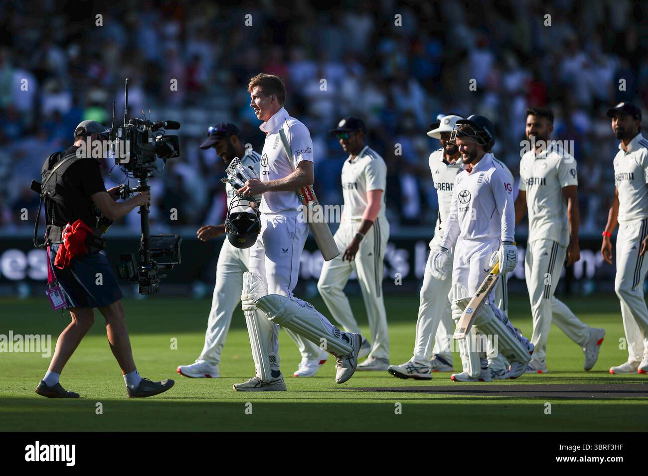 Cricket players walking off pitch hi-res stock photography and images ...