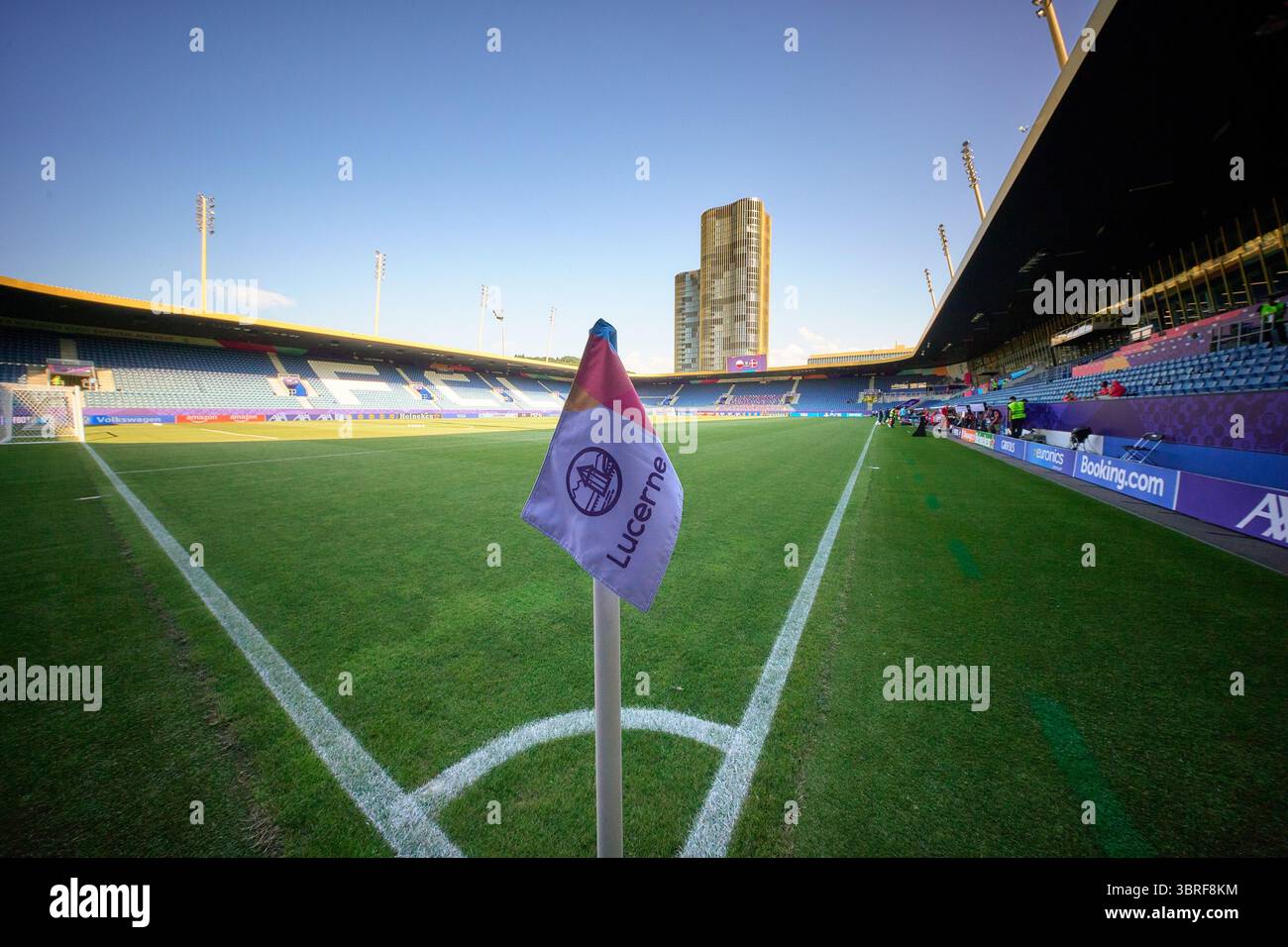 Blick auf das Spielfeld und die Trib?nen im Allmend Stadion Luzern ohne ...