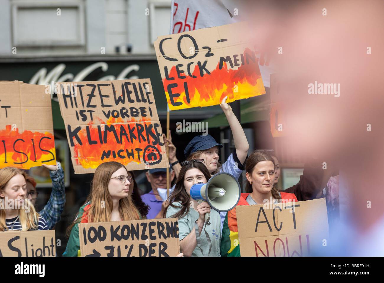 Hitzewelle im Fokus: Klimaprotest in Köln 12.07.2025 Etwa 120 Menschen ...