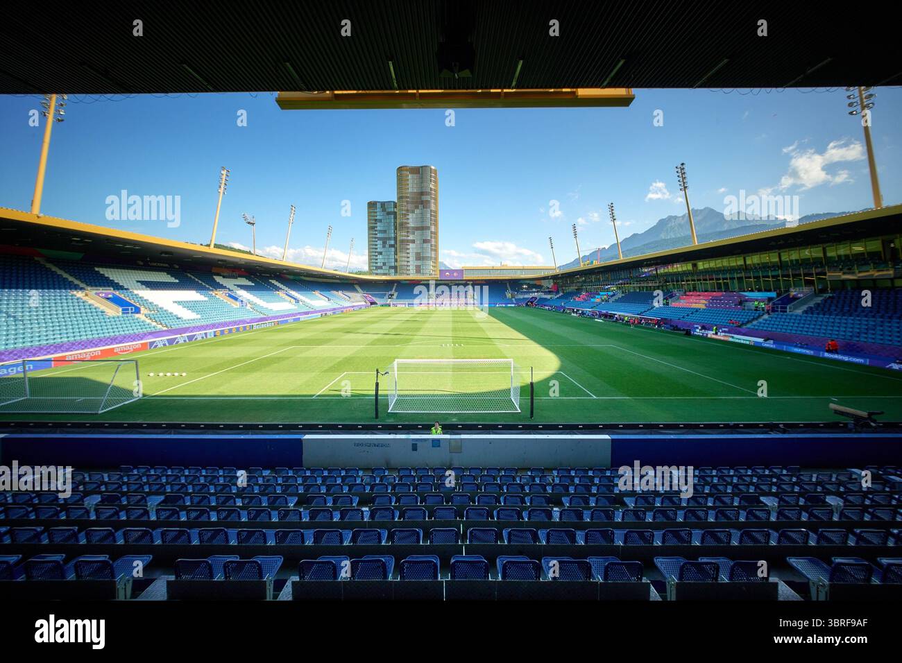 Blick auf das Spielfeld im Allmend Stadion Luzern vor dem Spiel der ...