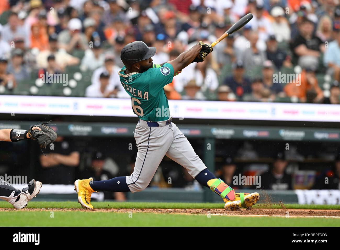 Seattle Mariners' Randy Arozarena (56) hits a single against the ...