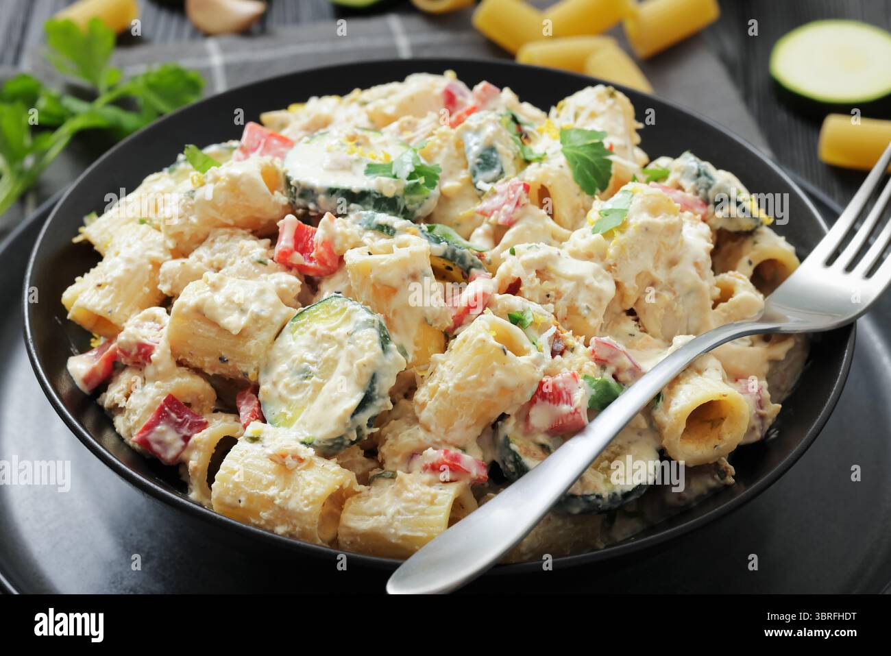 Creamy chicken alfredo zucchini hi-res stock photography and images - Alamy