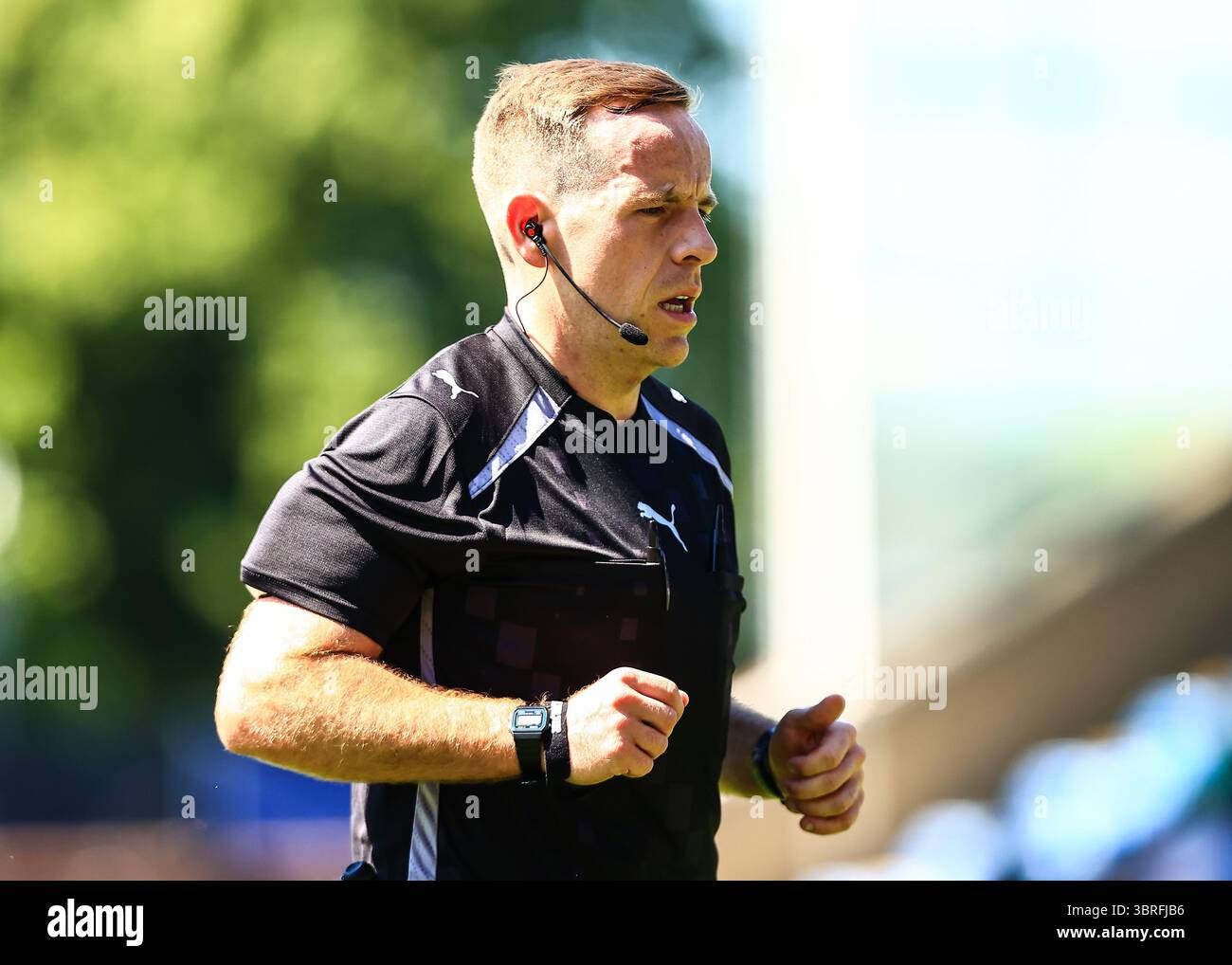 Match referee callum jones hi-res stock photography and images - Alamy