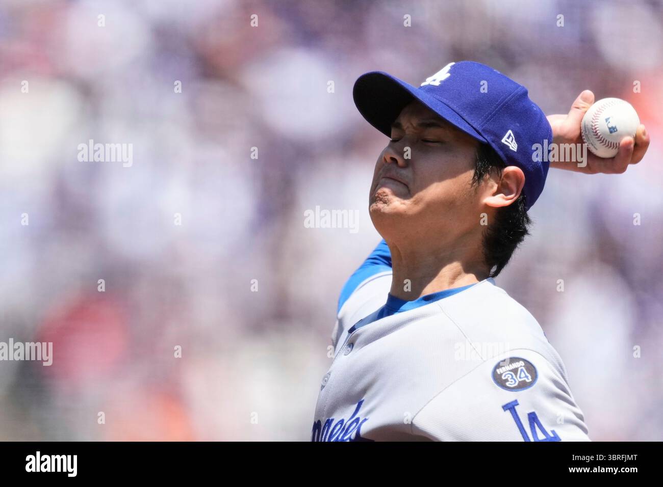 Los Angeles Dodgers' Shohei Ohtani pitches to a San Francisco Giants ...