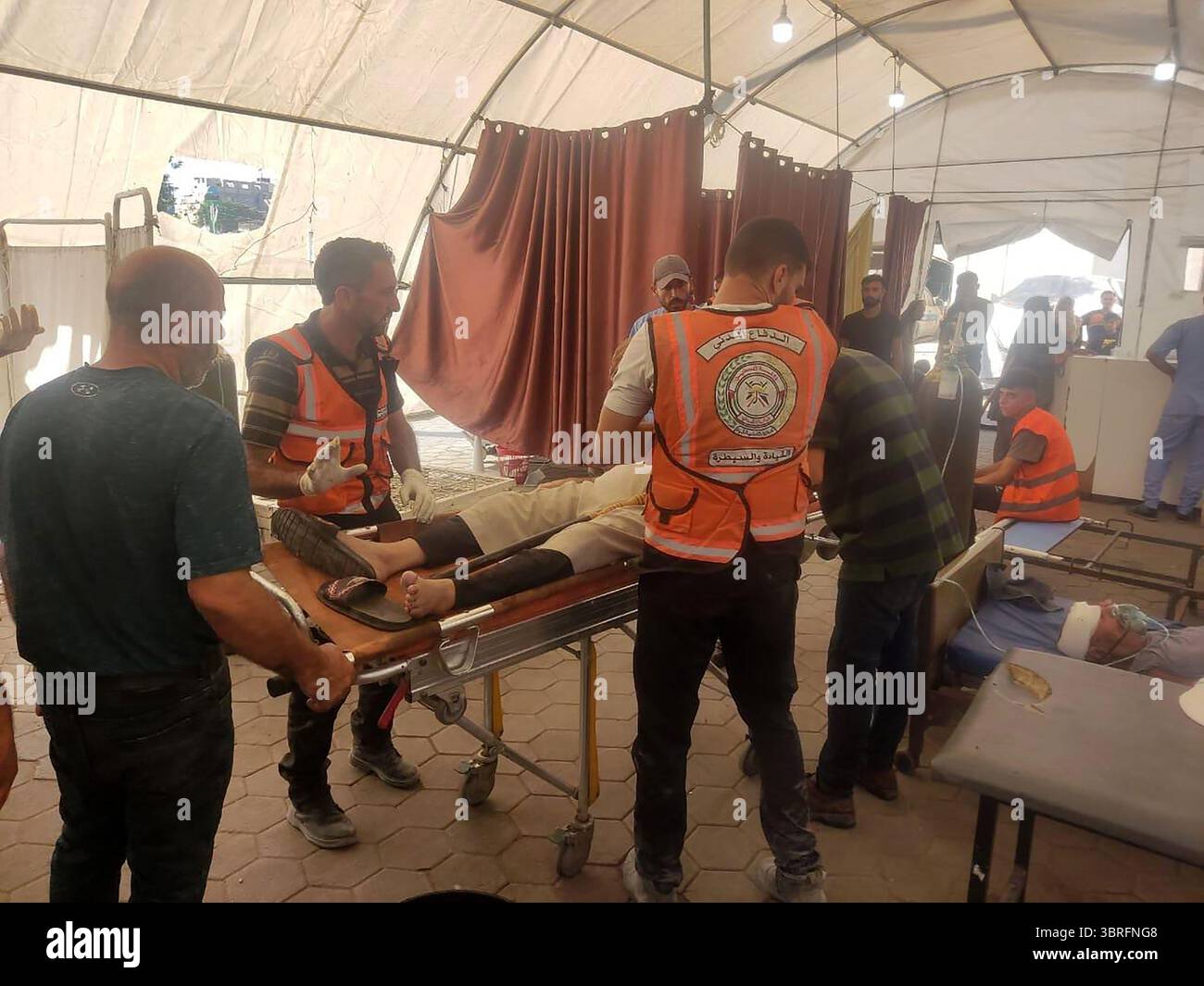 Palestinian Civil Defense crews in Gaza City work to rescue victims at ...