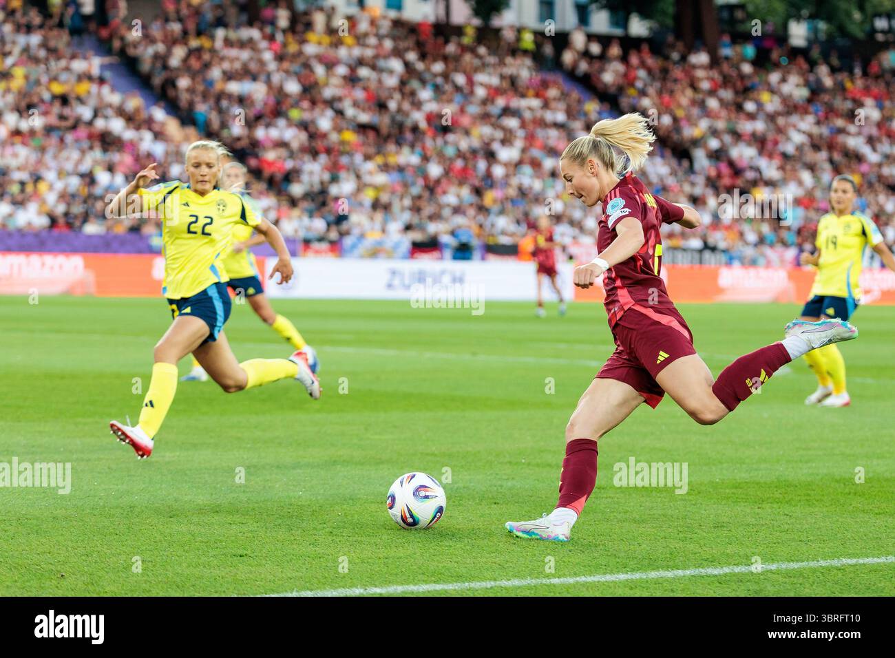 Zweikampf Smilla Holmberg (Schweden, 22), Sarai Linder (Deutschland, 2 ...