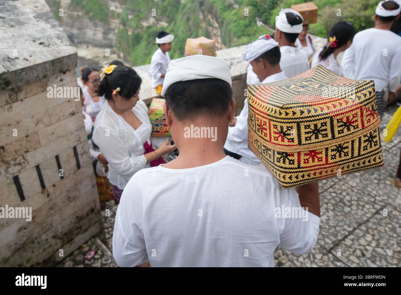 Visitors carrying offerings at Uluwatu Temple Stock Photo - Alamy