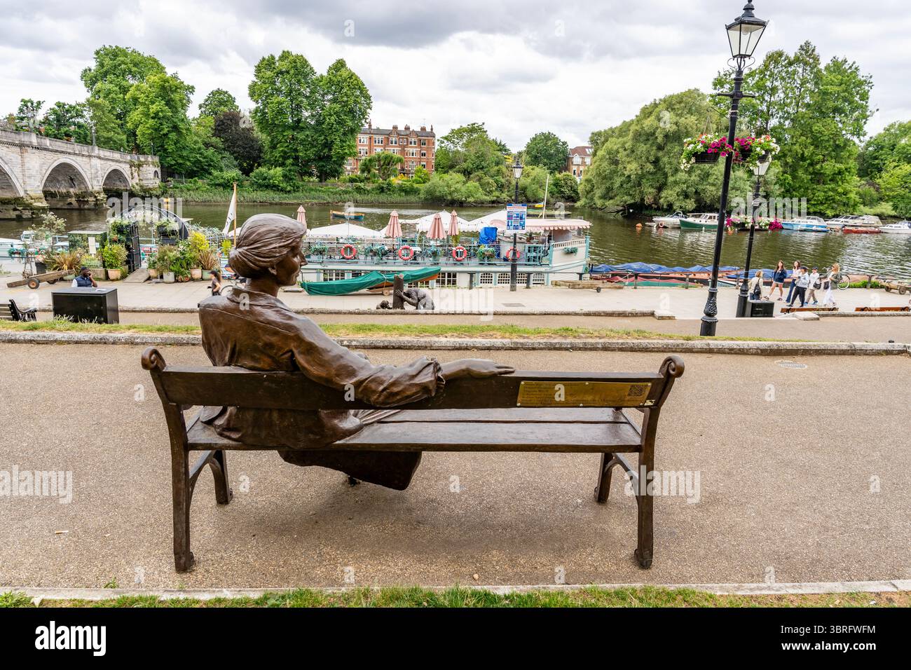 Life-size statue of writer Virginia Woolf on a bench by the Thames in ...