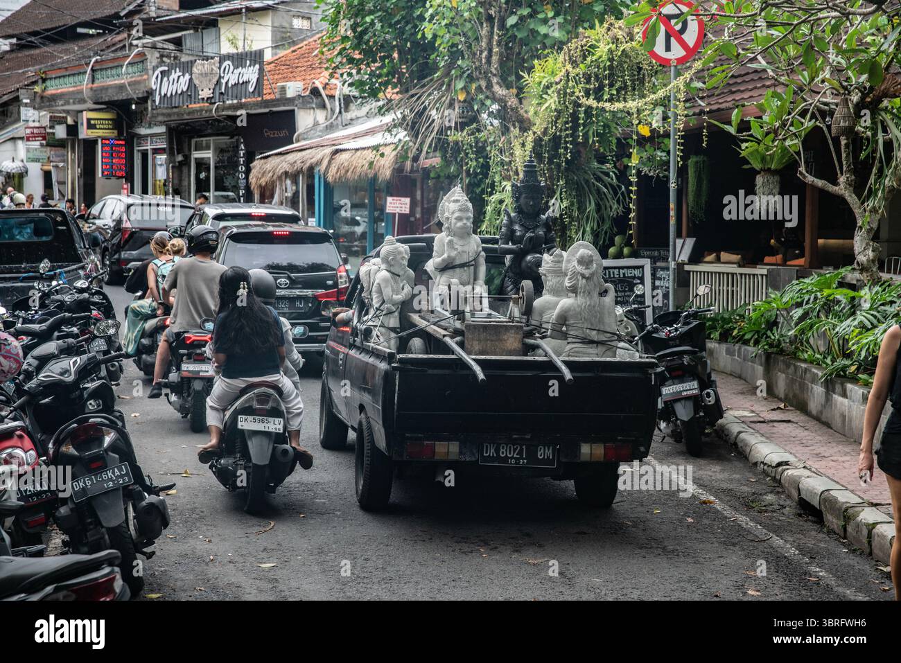Truck transporting temple statues hi-res stock photography and images ...