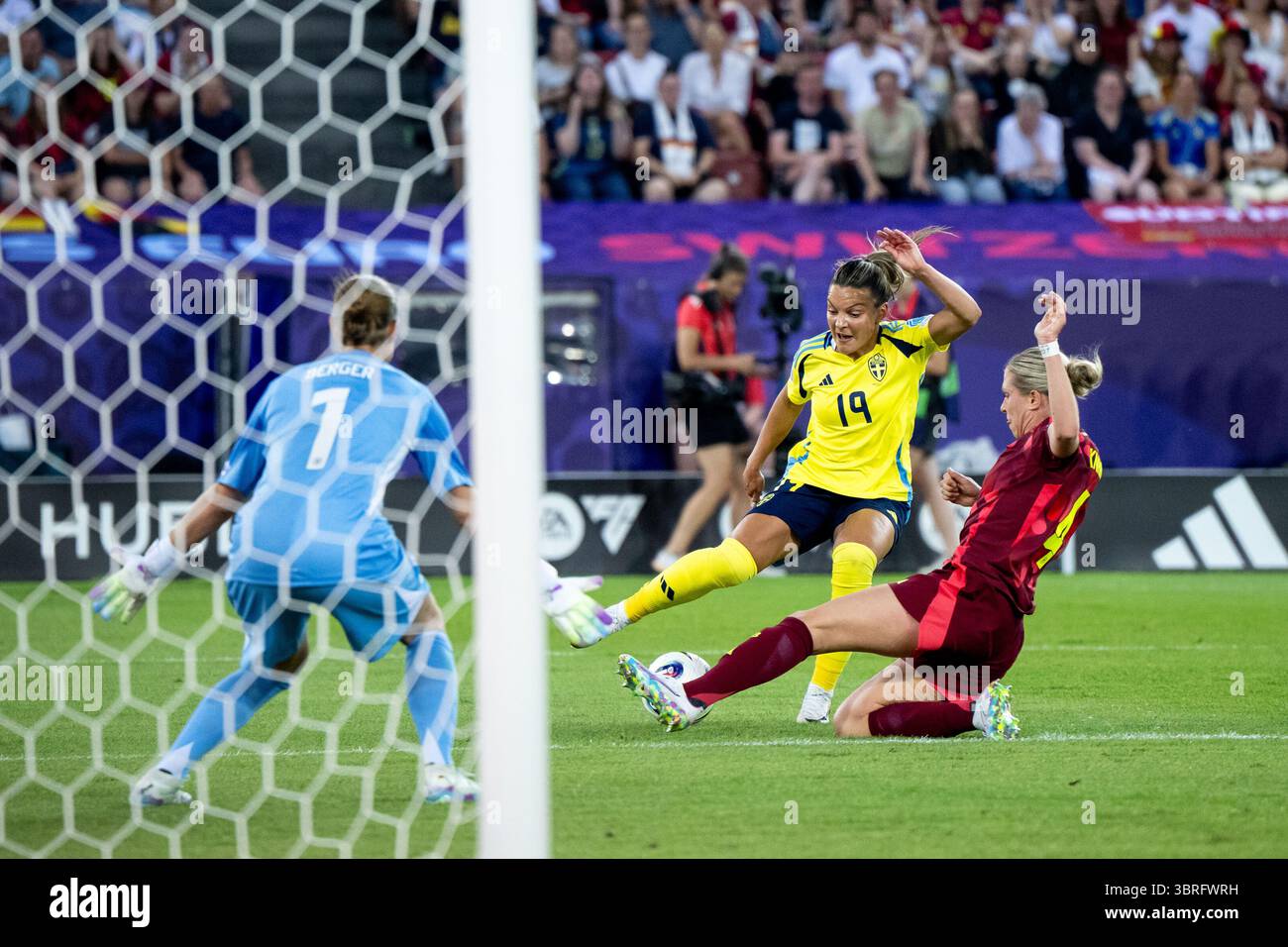 Johanna Rytting Kaneryd (Schweden, #19) im Zweikampf mit Rebecca Knaak ...