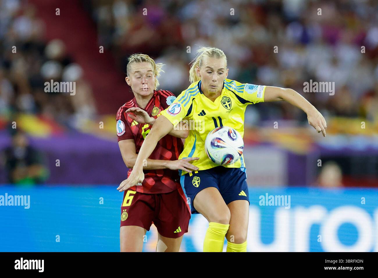 v.l. Janina Minge (Deutschland, 6) und Stina Blackstenius (Schweden, 11 ...