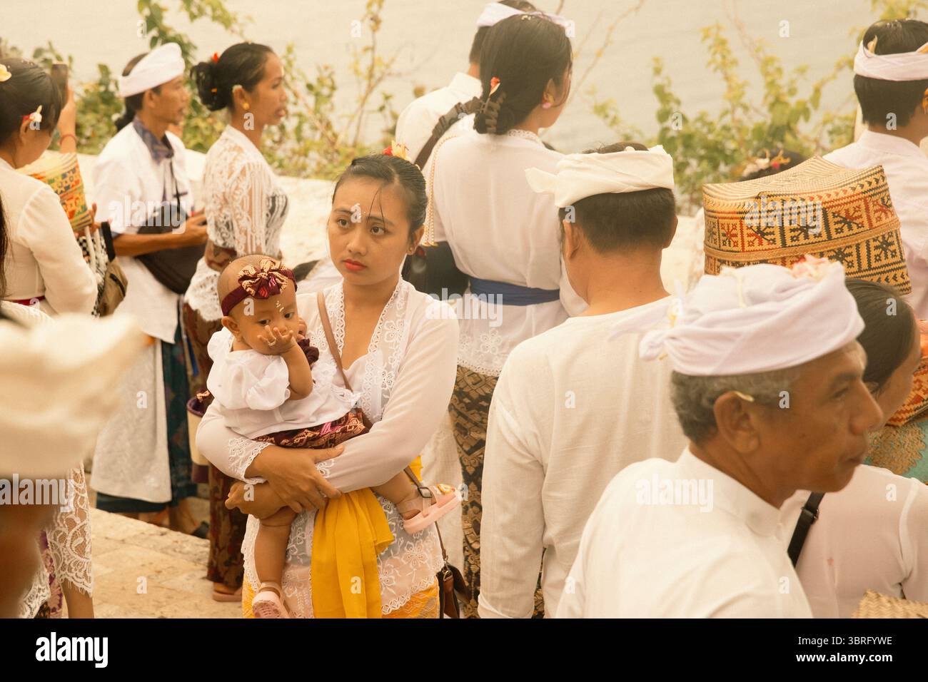 Visitors carrying offerings at Uluwatu Temple Stock Photo - Alamy