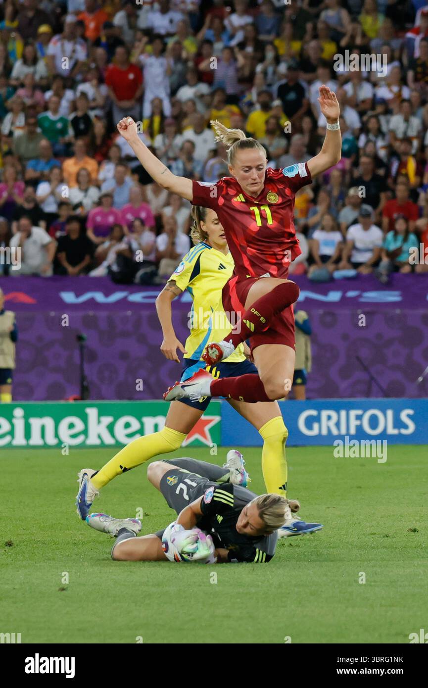 Jennifer Falk (12 Sweden) and Lea Schuller (11 Germany) during the UEFA ...
