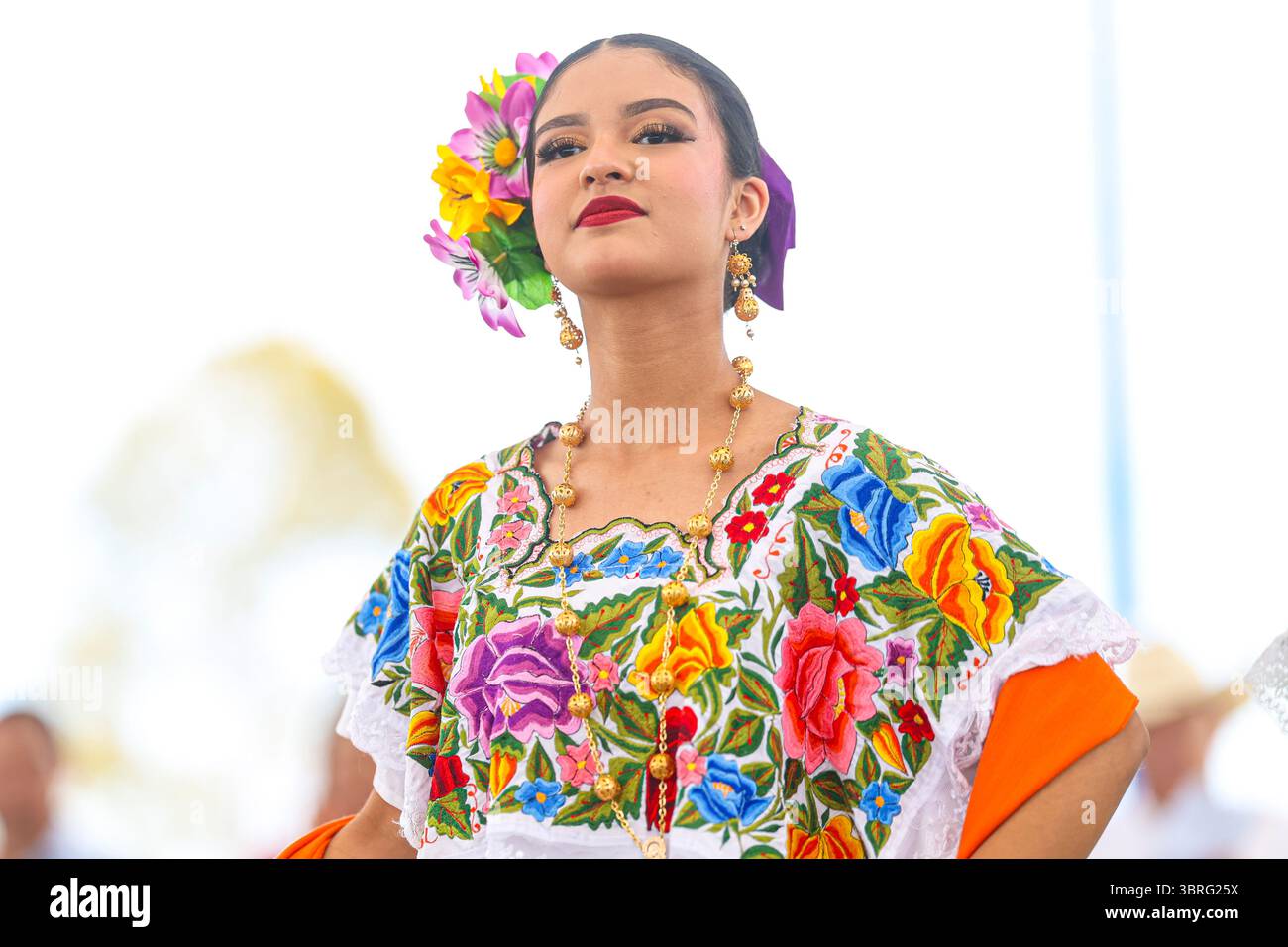 Teenagers wearing traditional Veracruz, Nayarit costumes dance Mexican ...