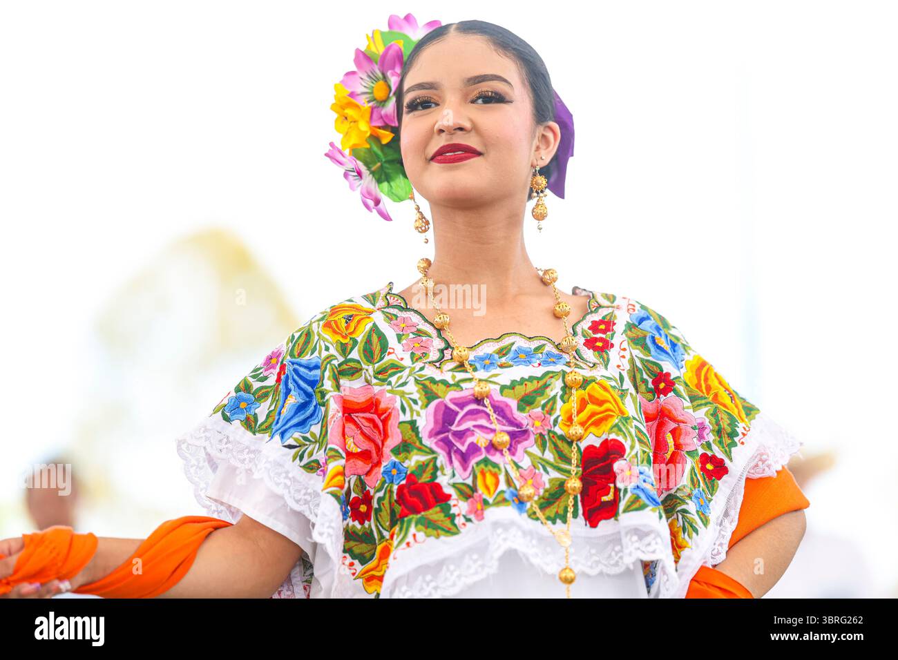 Teenagers wearing traditional Veracruz, Nayarit costumes dance Mexican ...