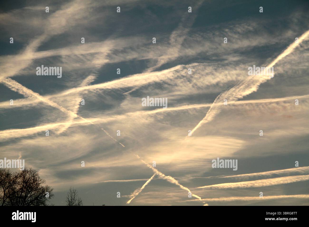 Jetliner contrails hi-res stock photography and images - Alamy