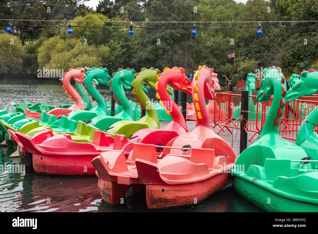 Red green dragon boats hi-res stock photography and images - Alamy