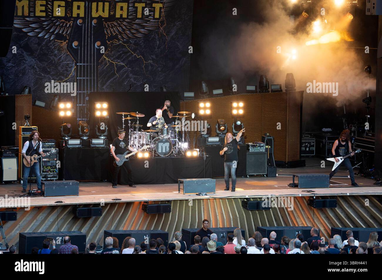 Megawatt live bei der Konzertreihe Moon&Stars 2025 auf der Piazza ...