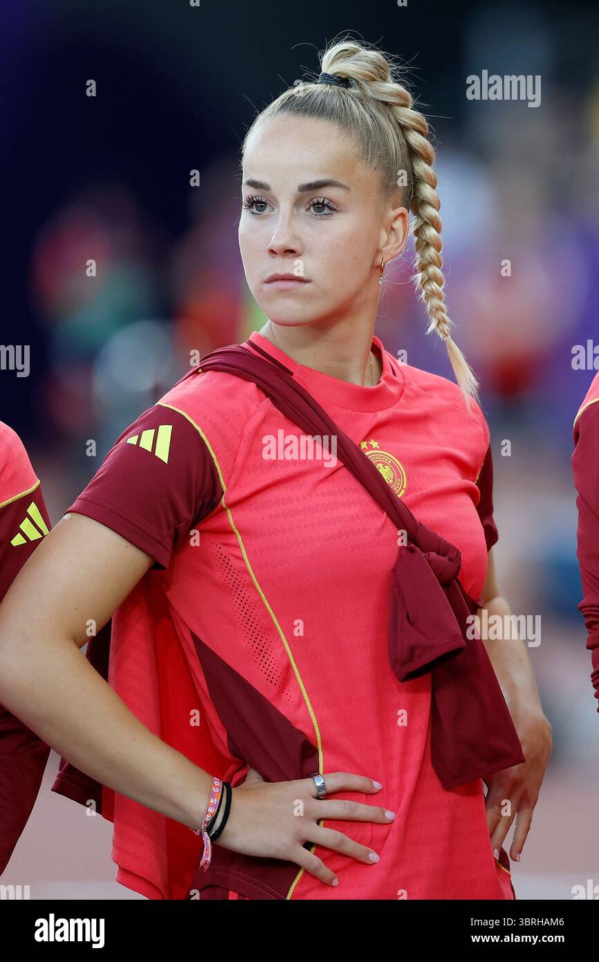 Die verletzte Giulia Gwinn (Deutschland, 7) unterstützt die Mannschaft ...