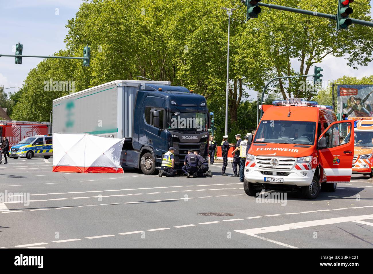 Tödlicher Verkehrsunfall in Essen. Ein Fahrradfahrer wird von einem Lkw erfasst und stirbt noch ...