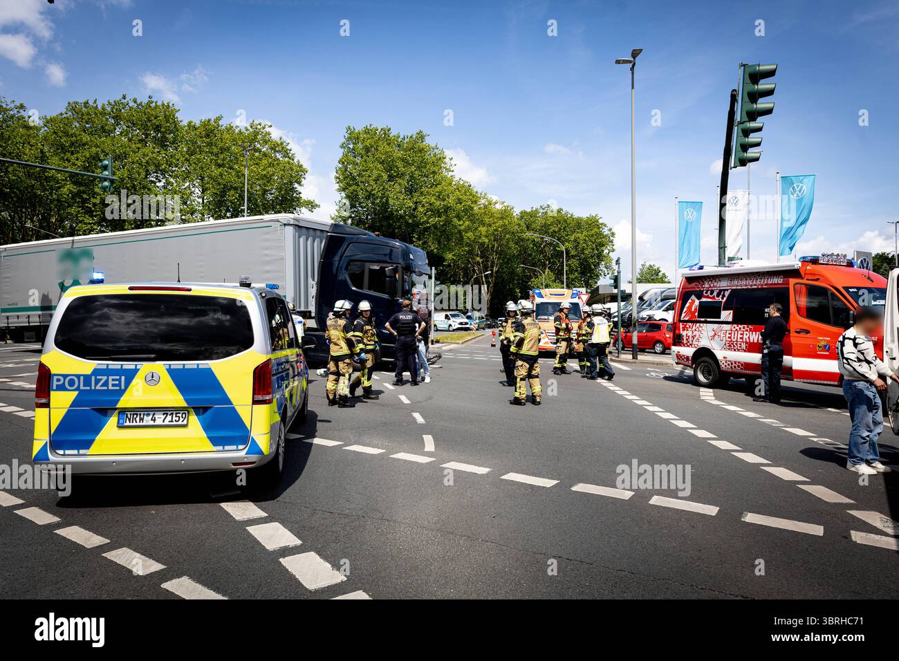 Tödlicher Verkehrsunfall in Essen. Ein Fahrradfahrer wird von einem Lkw erfasst und stirbt noch ...