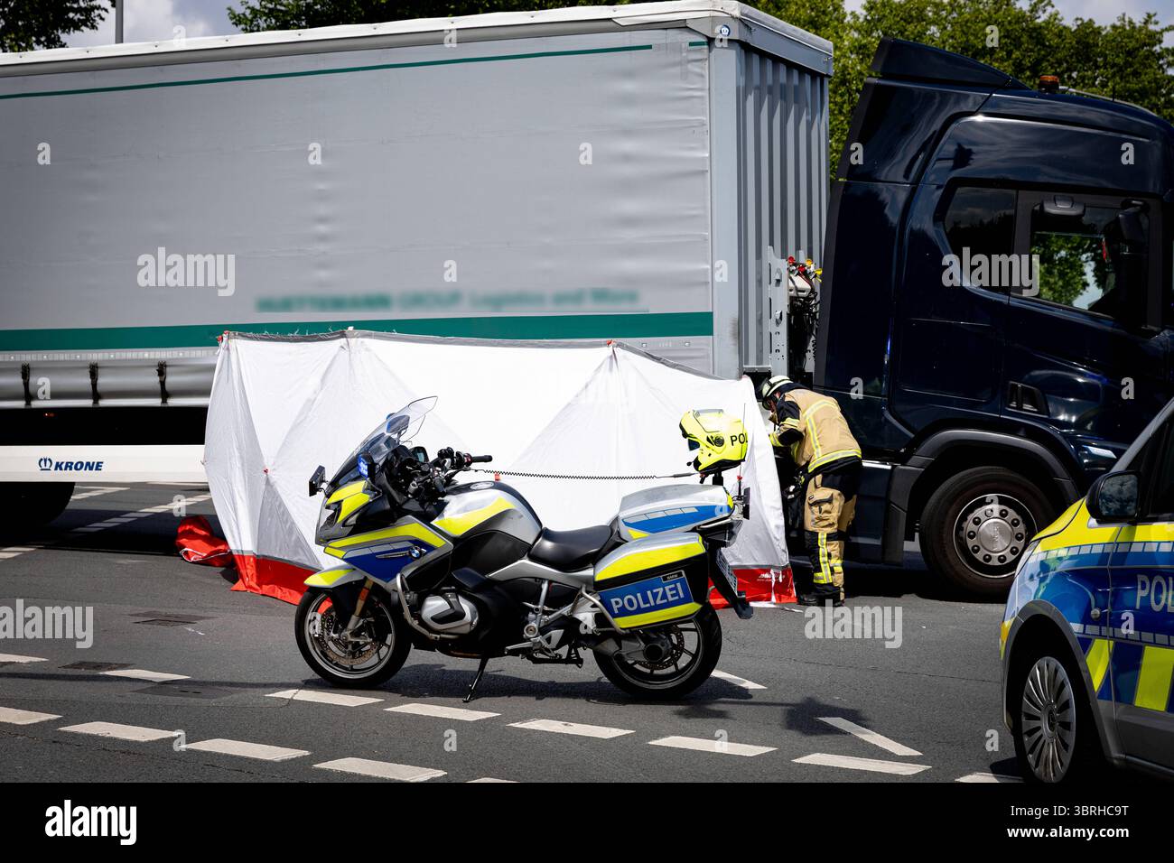Tödlicher Verkehrsunfall in Essen. Ein Fahrradfahrer wird von einem Lkw erfasst und stirbt noch ...