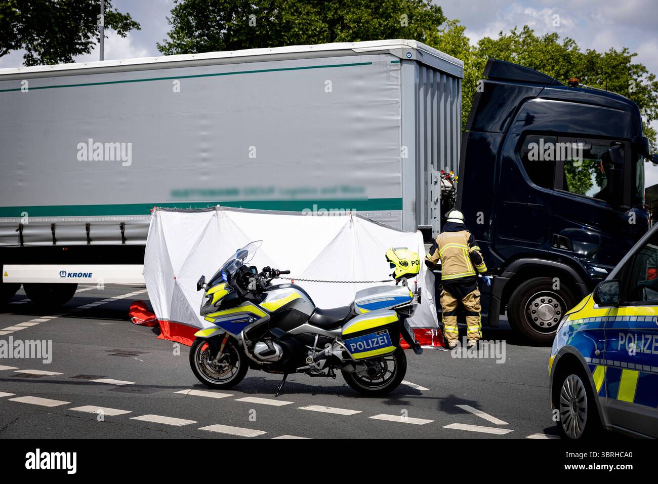 Tödlicher Verkehrsunfall in Essen. Ein Fahrradfahrer wird von einem Lkw erfasst und stirbt noch ...