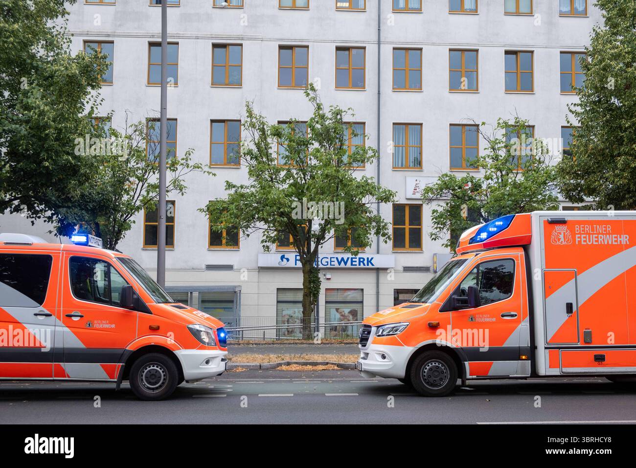 Rettungswagen RTW und Notarztwagen NEF der Berliner Feuerwehr bei einem ...