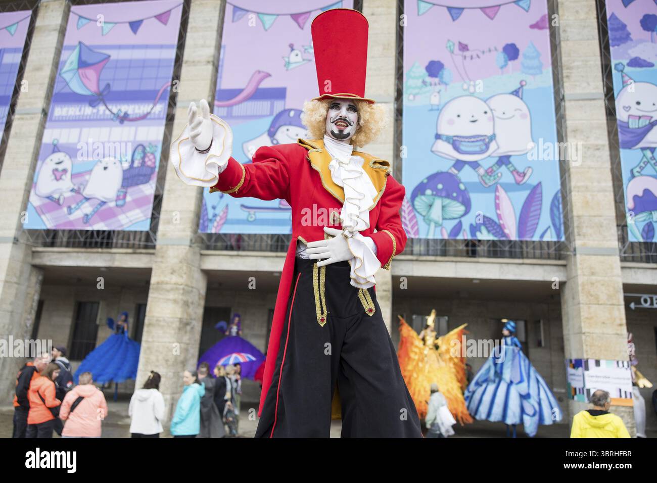 Dulce Compania stilt figures at the Lollapalooza Festival in the Olympiastadion and on the ...