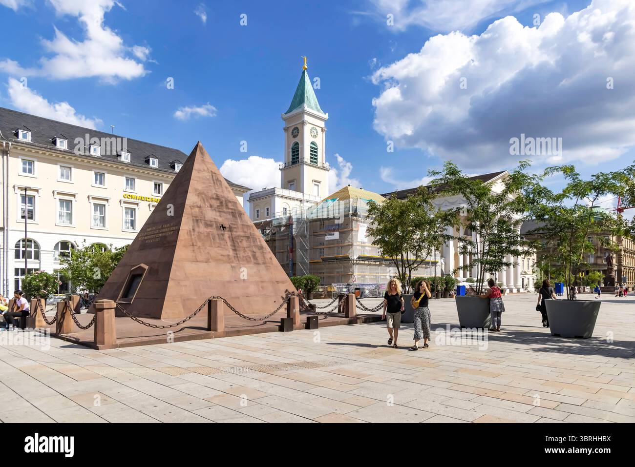 Karlsruher Pyramide auf dem Marktplatz. // 11.07.2025. Karlsruhe, Baden ...