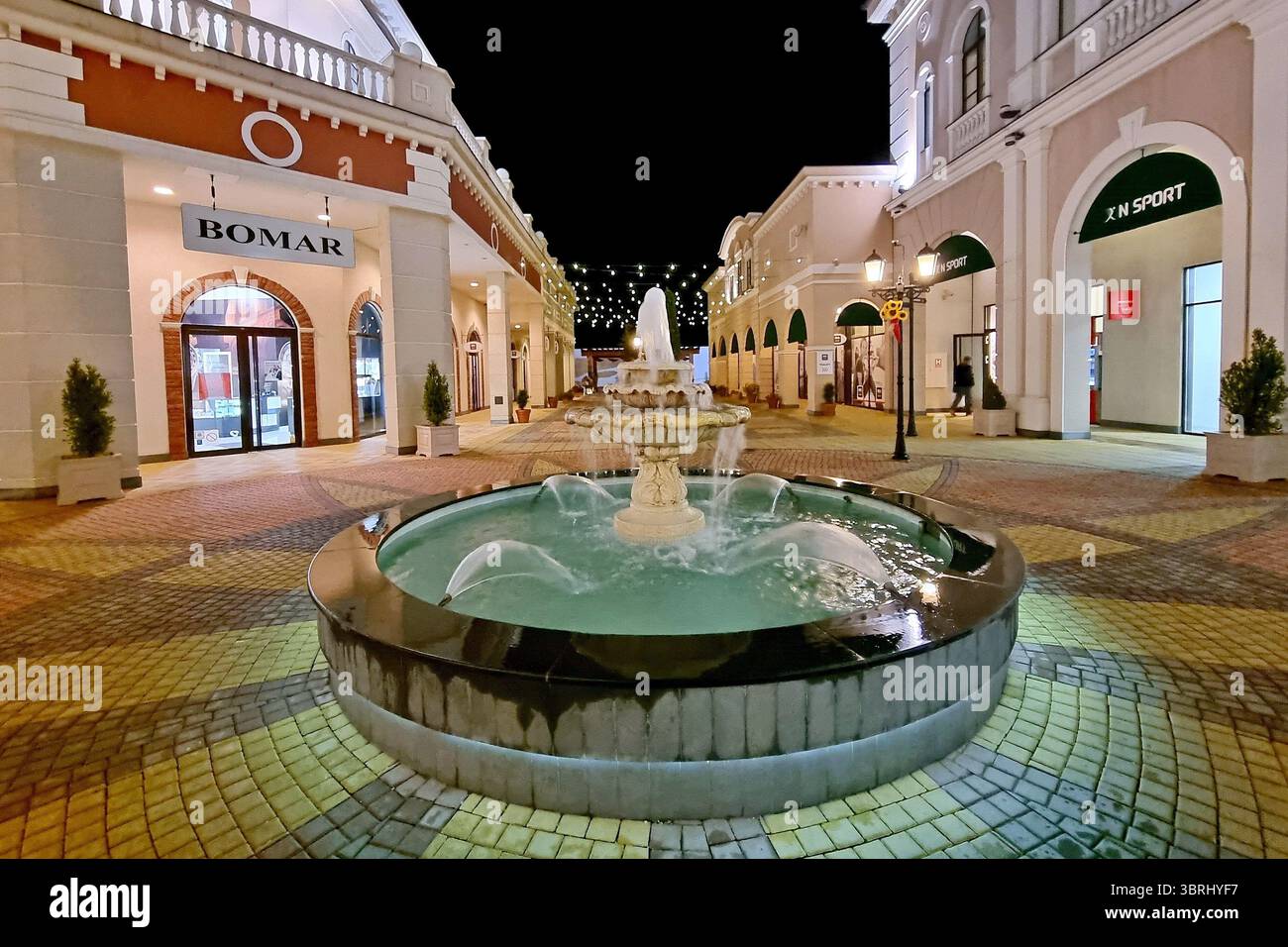 Two story structures hi-res stock photography and images - Alamy