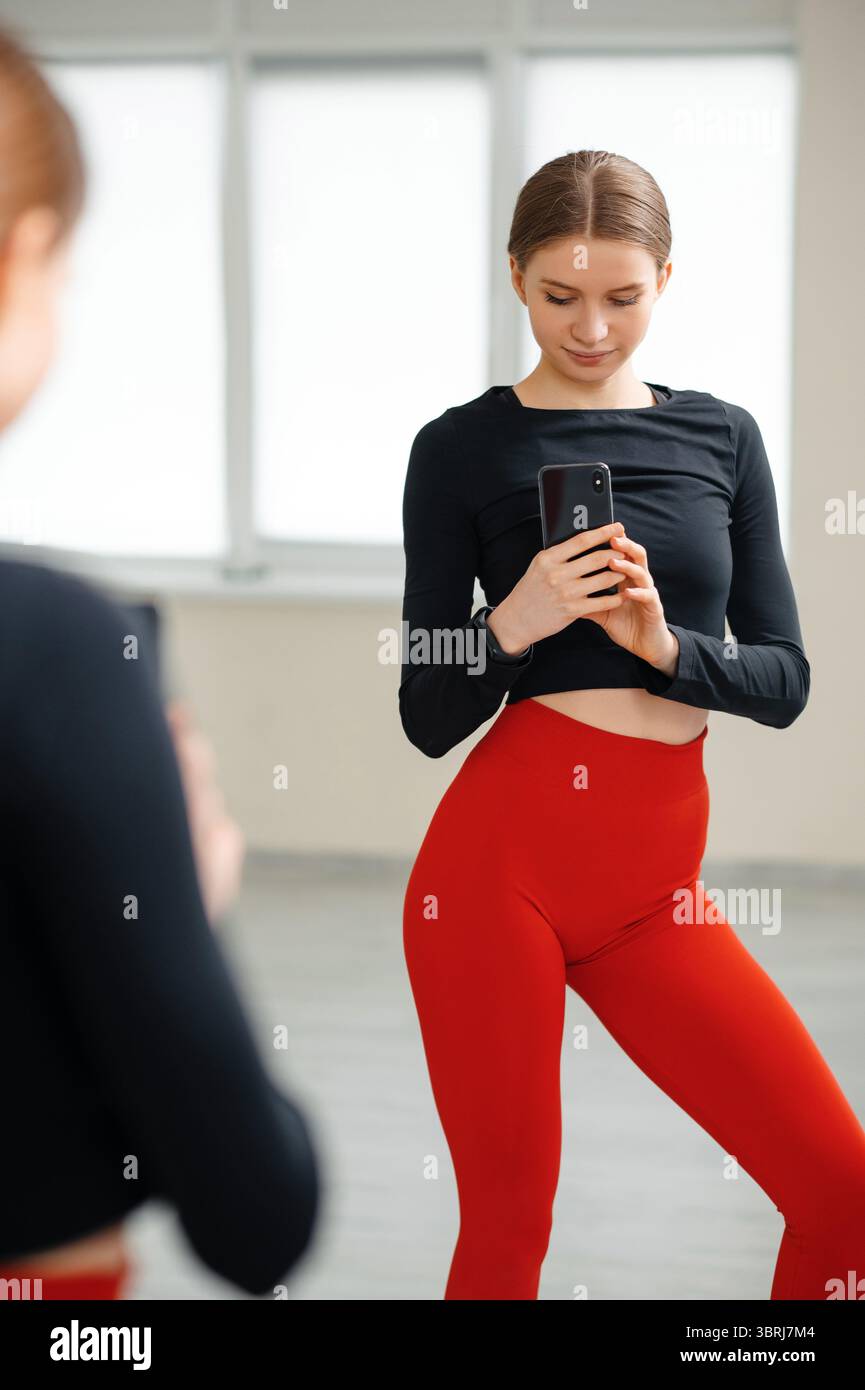 Young woman in tight leggings hi-res stock photography and images - Alamy