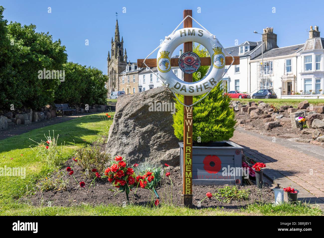 Memorial on Ardrossan promenade to the HMS Dasher disaster. HMS Dasher ...