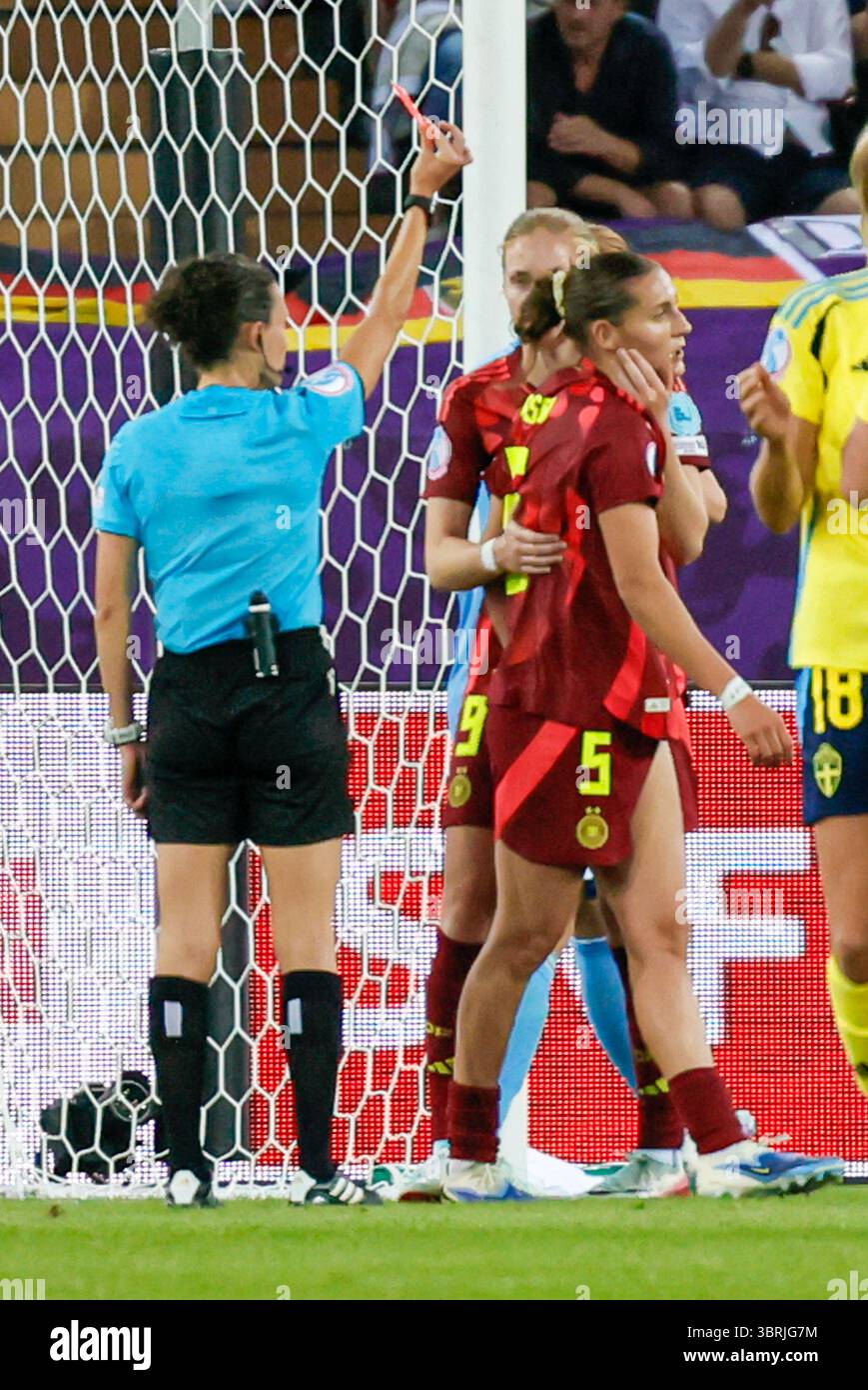 The referee awards the penalty and shows the red card to Carlotta ...
