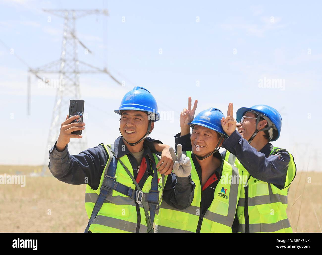 (250713) -- MINFENG, July 13, 2025 (Xinhua) -- Chen Lin (L) poses for a ...